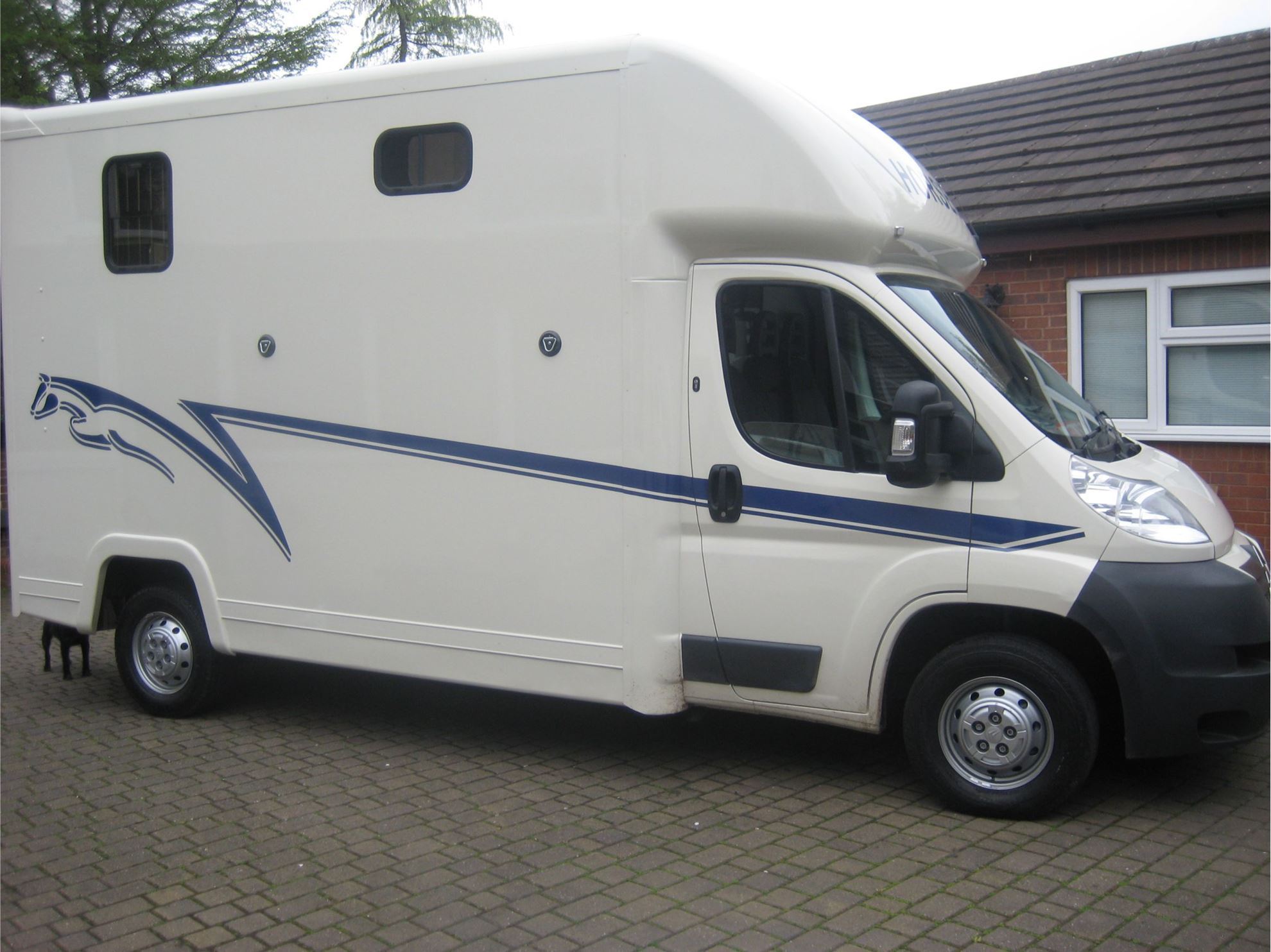 Zen Graphics - 3.5 ton Horse Box Racing horse Stripes / Stickers